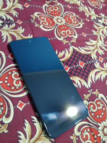 Vivo y 28 8+8 128 ideal koʻrinishda xama narsasi bor