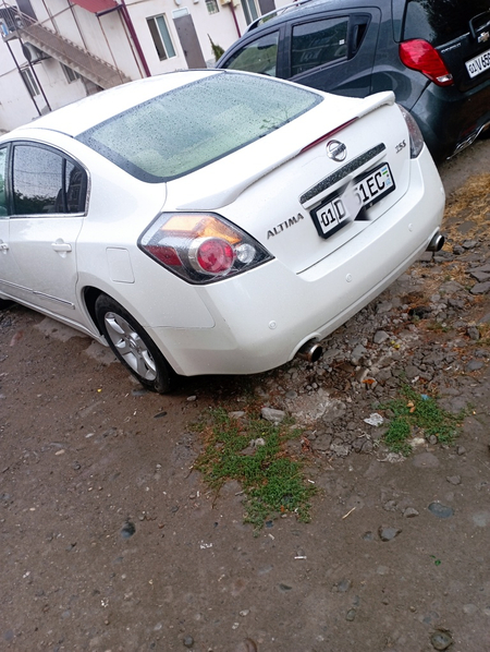 Nissan Altima 2.5L.  10.000$