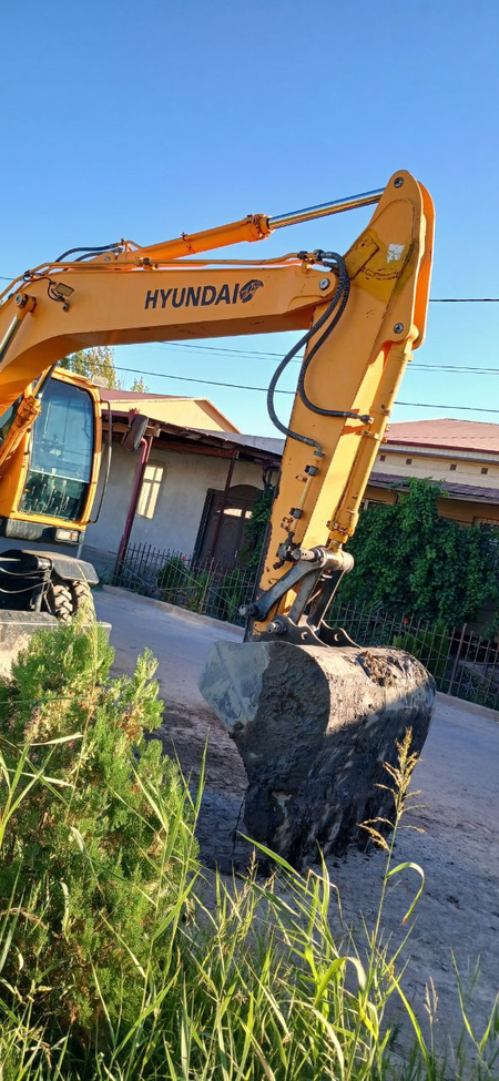 Худай 180  халати аъло 80 000 $$$ 2015 йил ишлаб чкарилган
