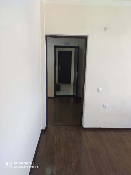 Termiz shaxar Fidokor ko'chasida 4 qavatli uyning 2-qavati 3-xonali uy