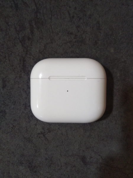 Airpods оригинал сотилади иккала наушник зор ишлиди