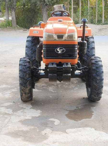 Traktor sotiladi