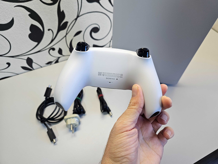 ПРОДАМ PlayStation 5 Digital + Подписка Plus DELUX до конца 2024