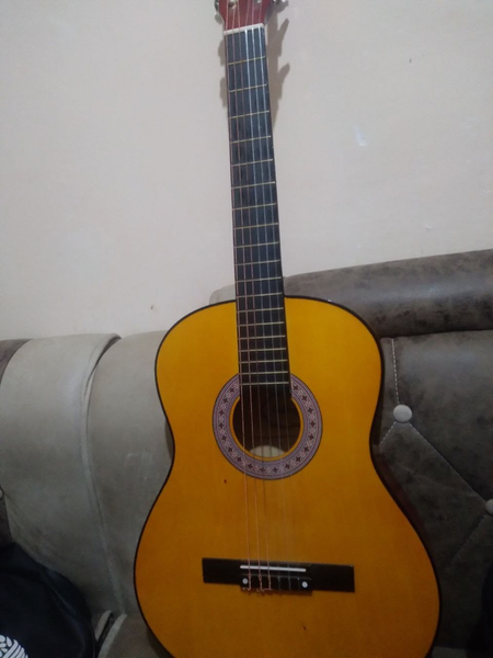 Gitara yangi claccikyangi strunalar