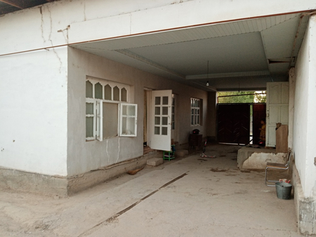 ЗА городом дом продаётся, 3. 7 сотих, 6 комнота, баня и кухня отдельно