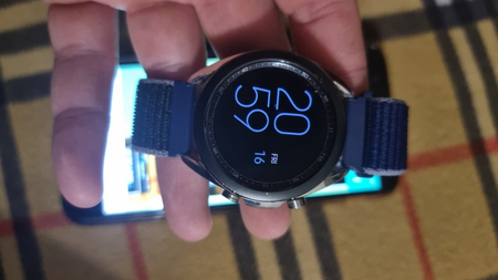 Samsung gear s3 soat orginal ajoyib holatda oy vaqtlarini korsatadi