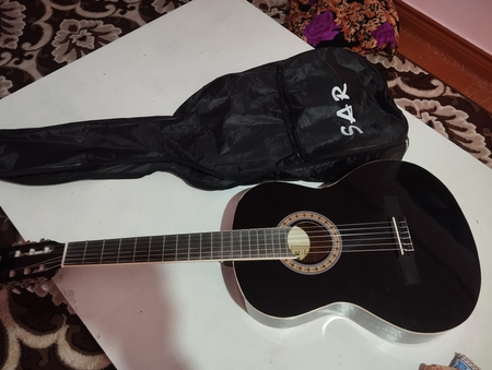 Gitara sotiladi holati yangi