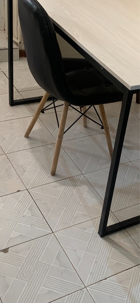 EAMES chair yengi holatda