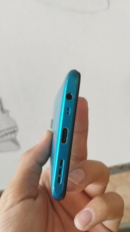 Redmi 9.    3/32 holati ideal. Zor ishlaydi