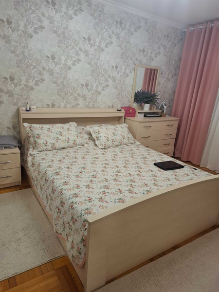 Продам спальный гарнитур(кровать,шкаф,2тумбы,комод и зеркало)