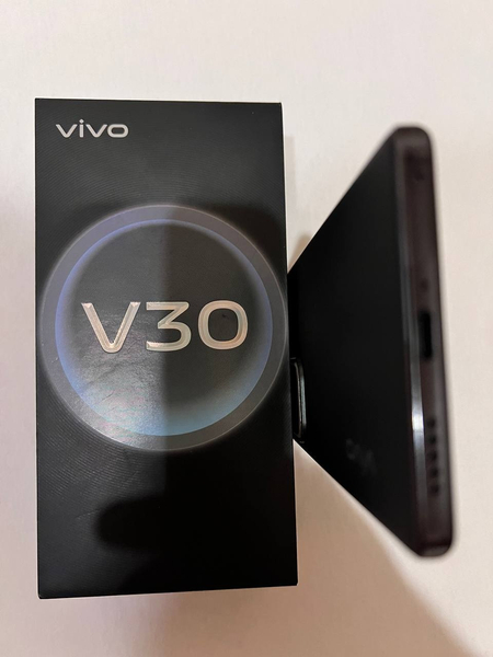 Vivo V30 в идеальном состоянии весь комплект