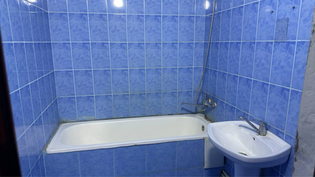 Продаётся 2х комнатная кв на 5-этаже 70кв.м ор: 5-мик в дол дороге.