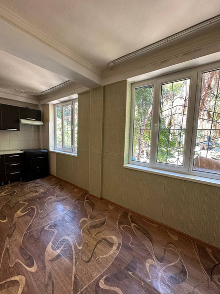 Uy sotiladi yakkasaroy woʻta rustaveliy 3xona 1etaj 73000$