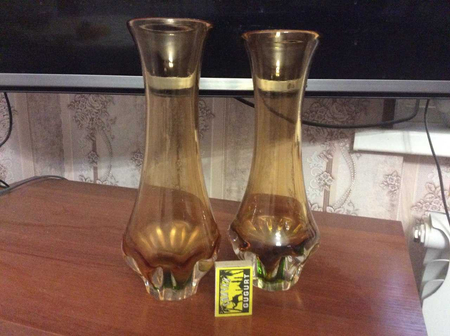 Вазы две штуки для цветов.