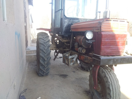 T 28 shisha kabinali traqtor sotiladi