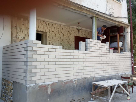 Кладка балкон, облицовочном кирпичом. Под расшивку. Рустам