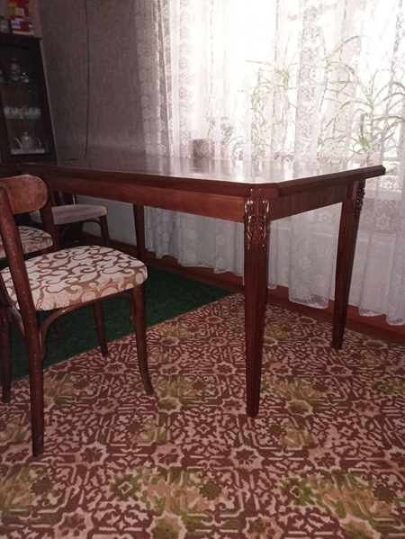Продается стол со стульями