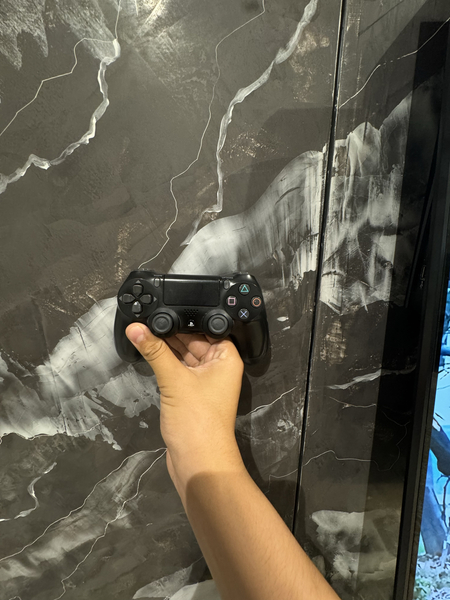 Ps4 pro 1TB 2 джойстика с 2 играми