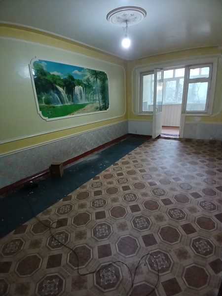 2-х комнатная квартира на 2-м этаже вдоль дороги. Микрорайон