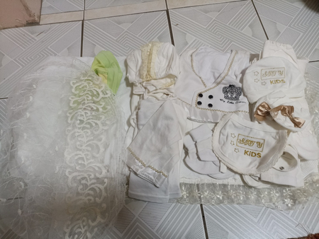 Chaqaloq oriydigan ikkita kiyim kamplekti bilan