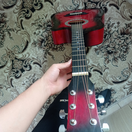 Gitara clasik aybi yoq chehol bor Toshkent boʻyicha gaplashamiz
