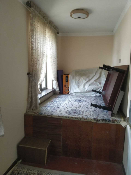 Продается в центре Ахангарана  (в 1-квартале) 3-х комнатная квартира.
