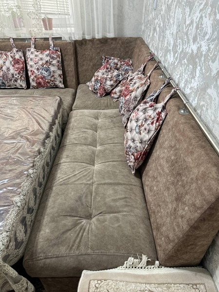 Кухонный уголок со столом