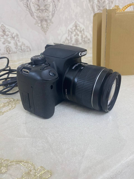 Canon 700 D sotiladi