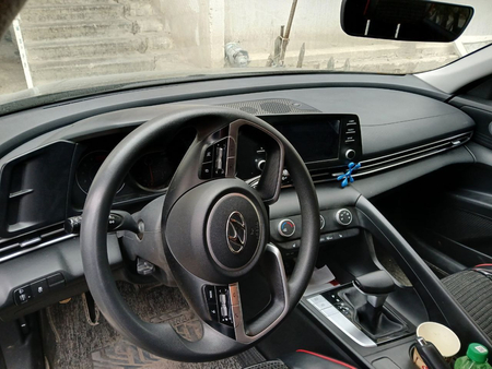 Hyundai elantra sotiladi