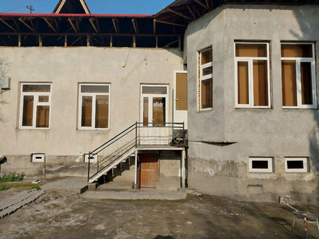 Ohe bozor hududida joylashgan uy sotiladi