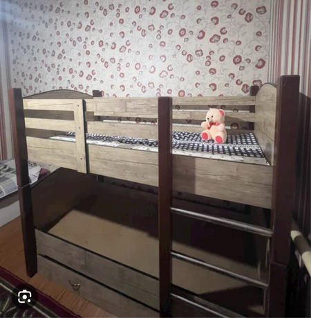 Продается двухэтажная кровать вместе с матрасами.не дорого