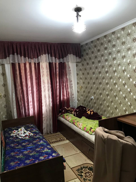 Ishlaydigan 1ta qiz olamiz.