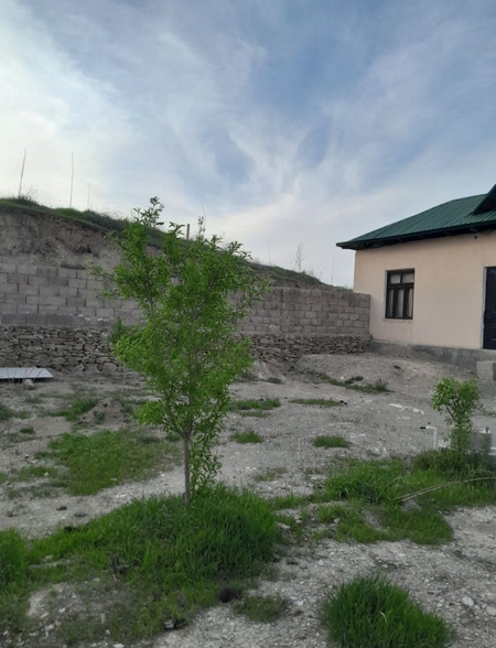 Uchastka sotiladi gortda joylashgan