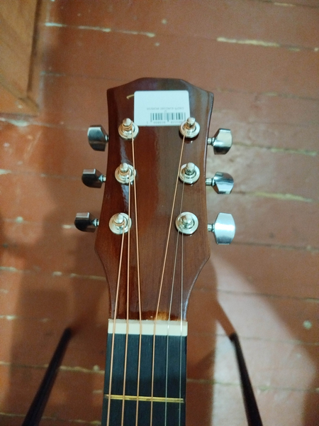 Akustik gitara sotiladi.