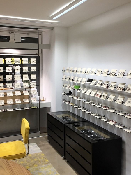 Optika do’konlari uchun mebellar zakazga
