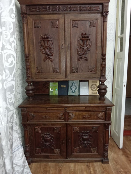 Старинный антикварный сервант