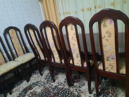 Стол и стулья для гостиной