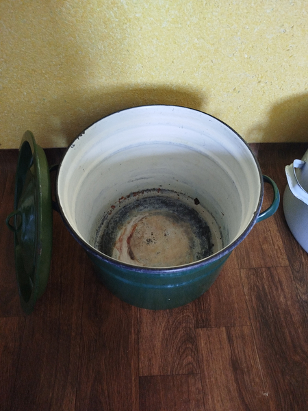 Продаю эмалированную кастрюлю