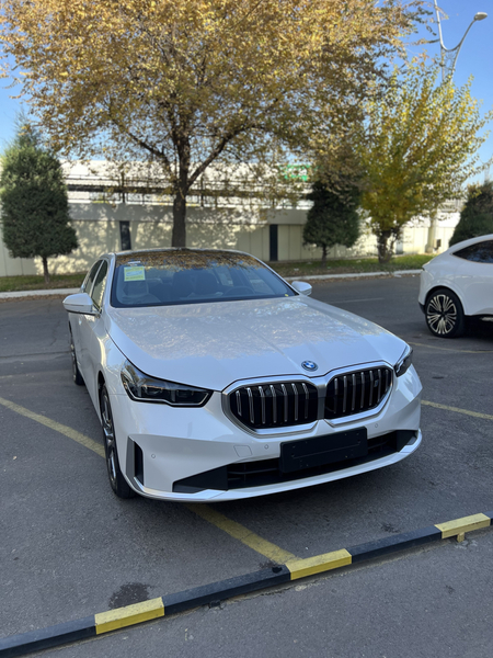 BMW i5 нотариус