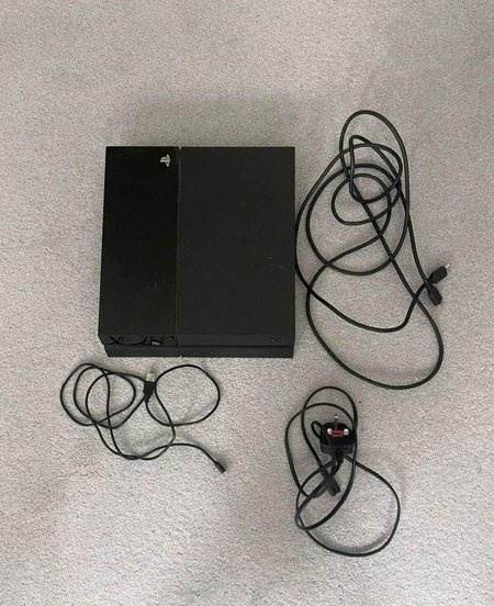Playstation 4 black
-New controller

-HDMI cabl