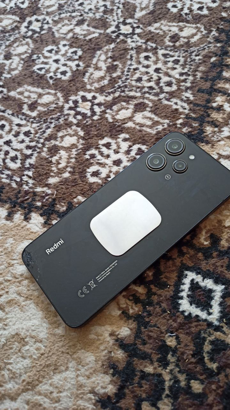 Redmi 12 128 gb ishlashi yaxshi orqasida chatnagan joyi bor boldi