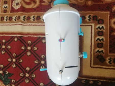 Продам мини швейную машинку