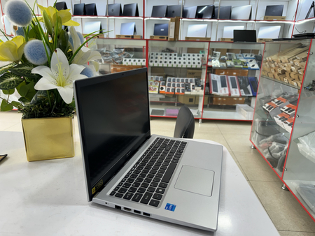 Acer tiniq holatdagi core i5 tayyor navarotlari bilan dasturlash uchun
