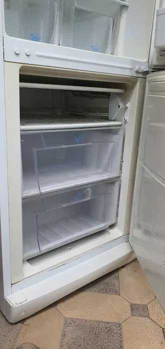 Продаётся Холодильник INDESIT с морозильником