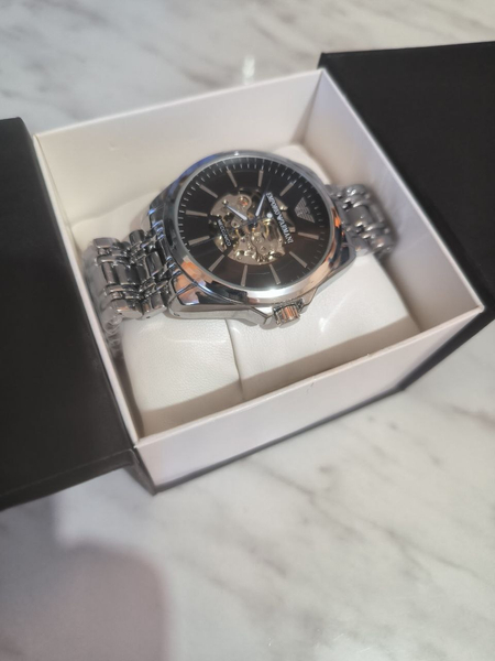 Продаются часы Emporio Armani. Новый, не носились.