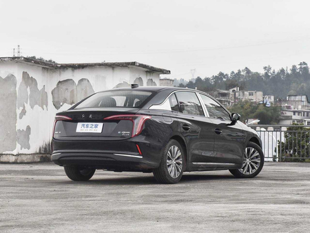 Hongqi EQM5 500 km kredit