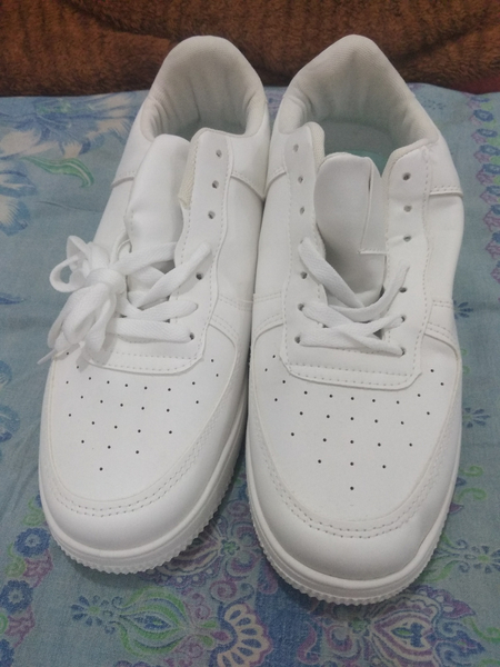 Новые кроссовки Nike белые