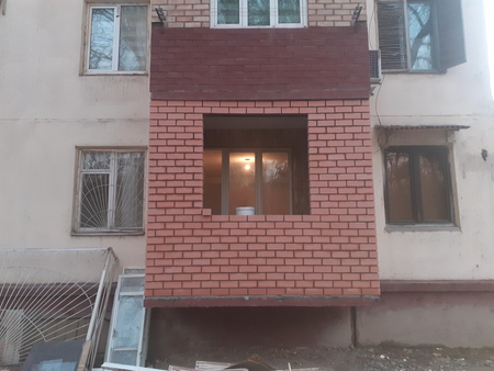 кладка кирпича на балконе
