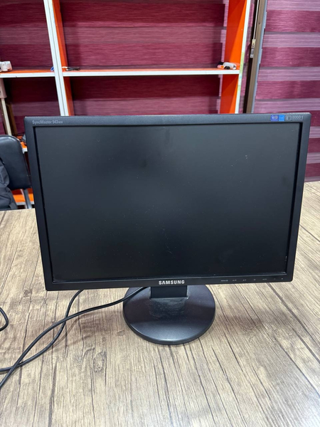 Samsung monitor sotiladi