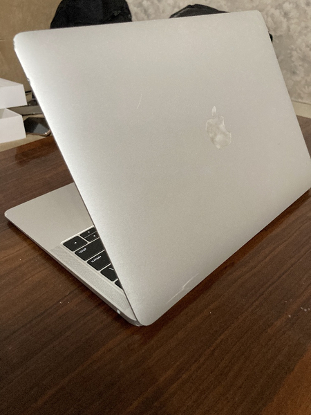 Macbook Air 2019  16GB срочно 256
